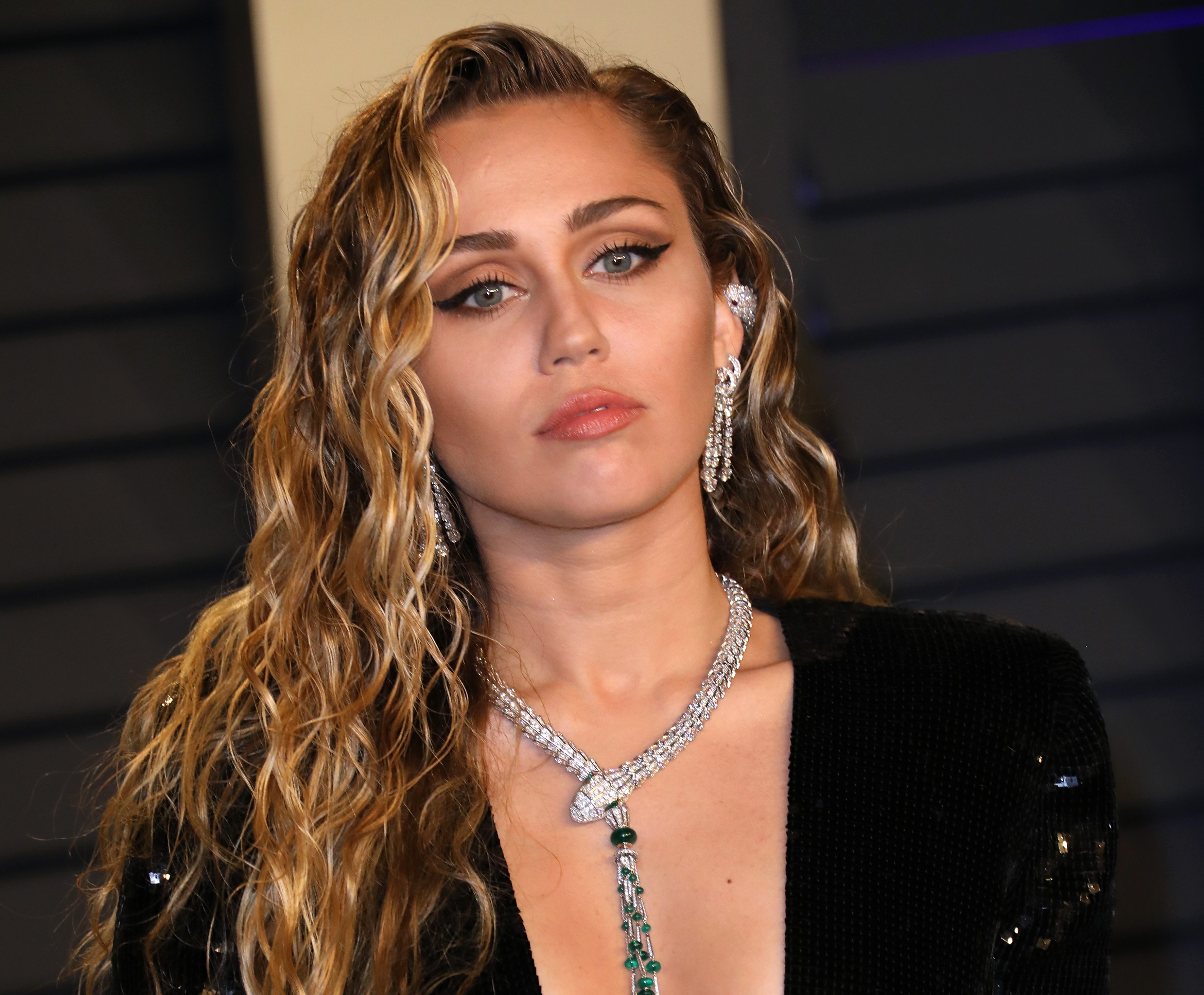 MILEY CYRUS REVELA EL TEASER DE SU NUEVA CANCIÓN - LAS ROSAS