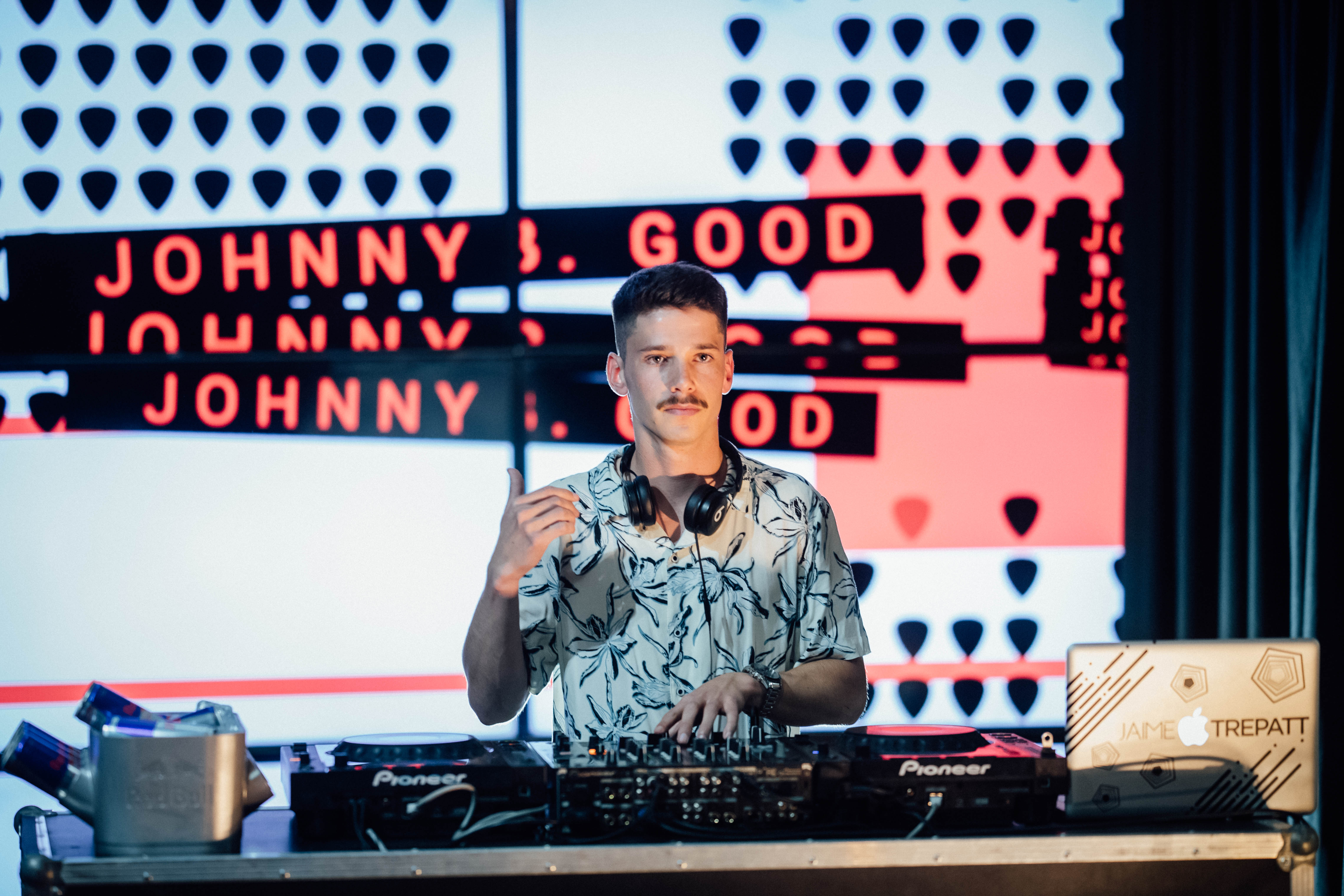 JOHNNY B. GOOD TE INVITA A CREAR TU PROPIA PRIMAVERA - LAS ROSAS