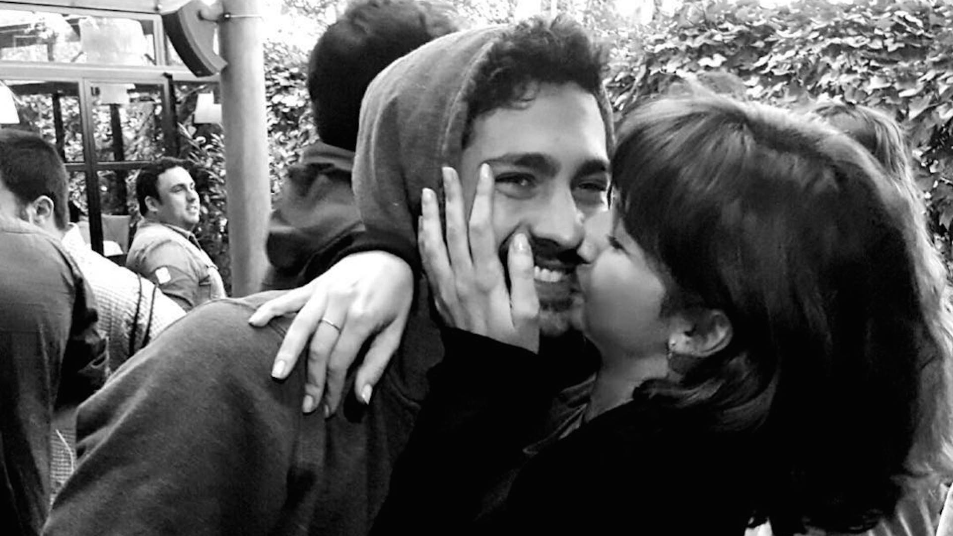 LA ESCAPADA ROMÁNTICA DEL CHINO DARÍN Y ÚRSULA CORBERÓ - LAS ROSAS