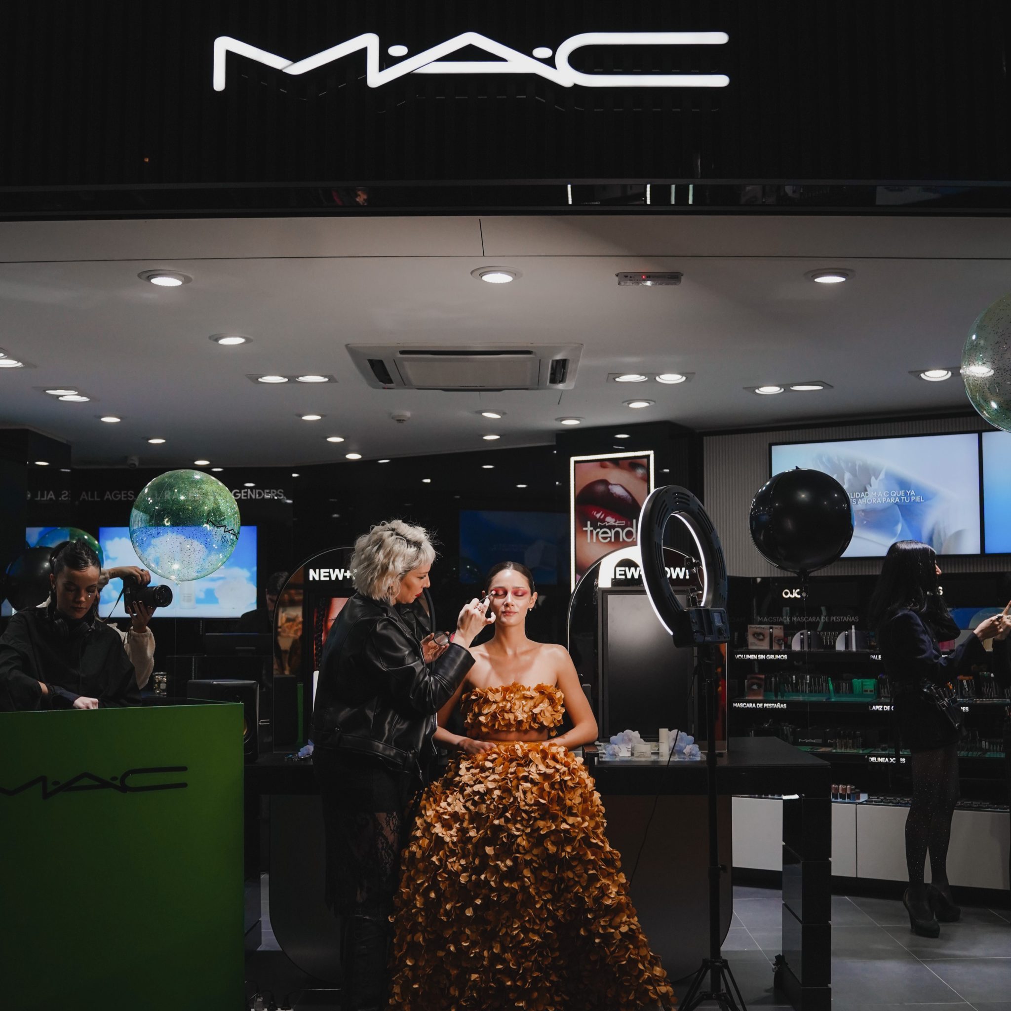 M·A·C COSMETICS APUESTA A UNA NUEVA TIENDA INTELIGENTE - LAS ROSAS