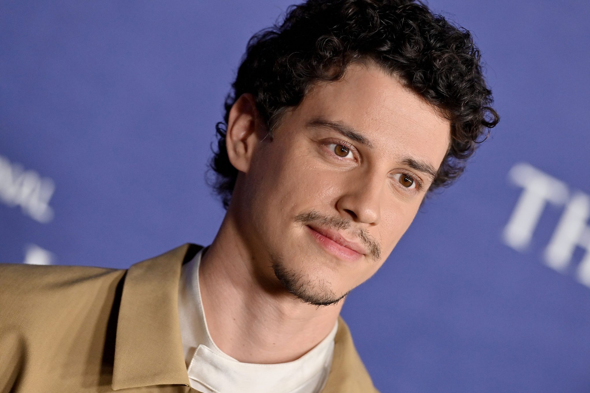 ADAM DIMARCO, EL ACTOR INTERNACIONAL DE THE WHITE LOTUS, ES LA NUEVA ...