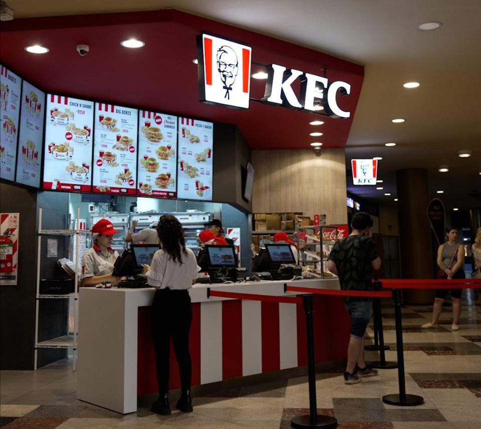 KFC INAUGURÓ SU NUEVO LOCAL EN ADROGUÉ - LAS ROSAS